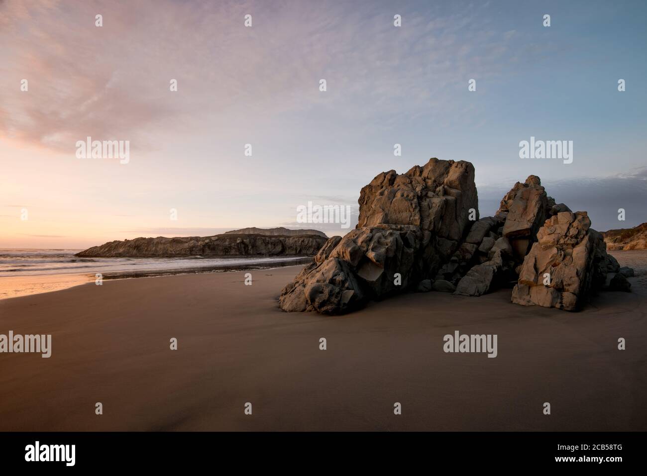 Sunset with rocks on beach hi-res stock photography and images - Alamy