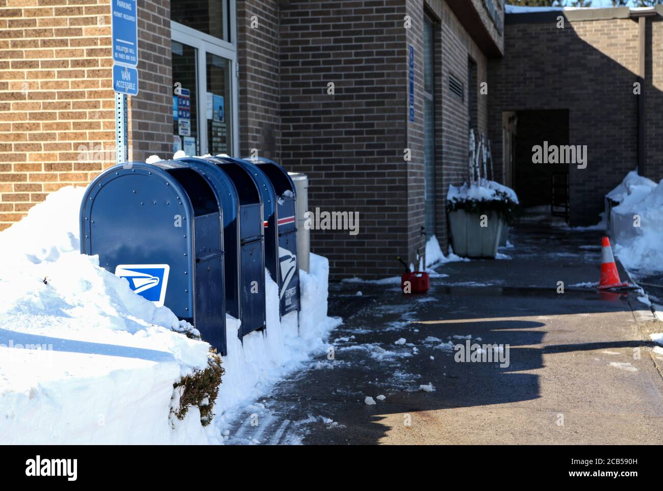 Snow covered post boxes hi-res stock photography and images - Alamy