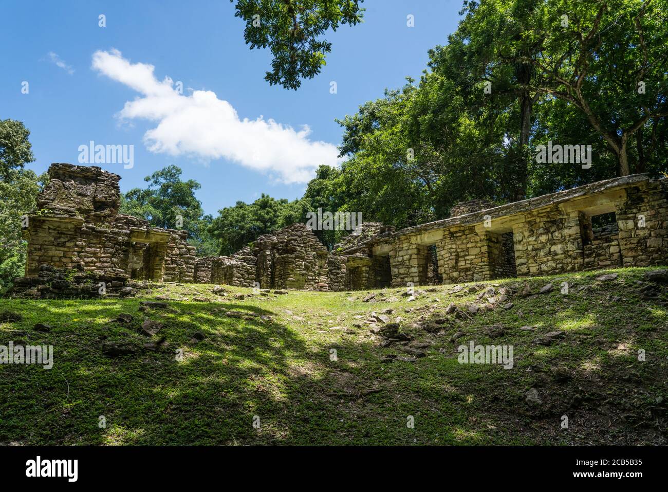 Yaxchilan structure hi-res stock photography and images - Alamy