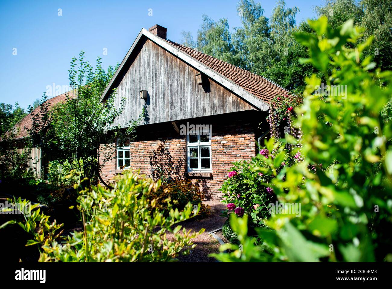 Geeste, Germany. 07th Aug, 2020. A historic settler's house stands on ...