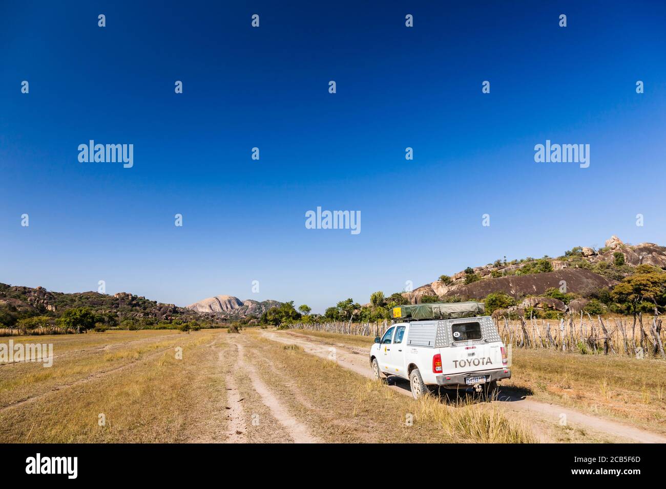 Matobo hills, safari road to "Silozwane cave" rock painting site ...