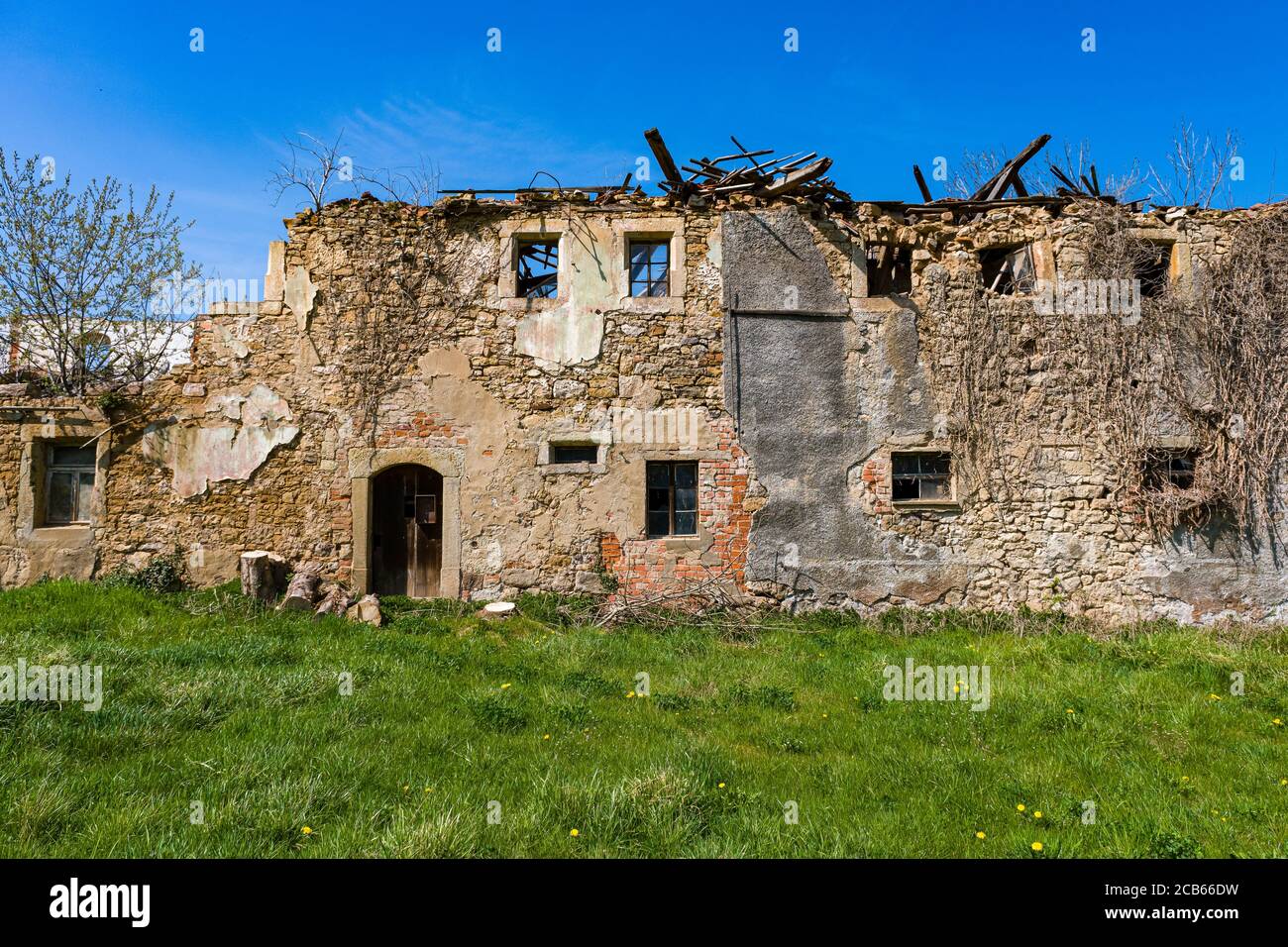 Facade of ruined house hi-res stock photography and images - Alamy