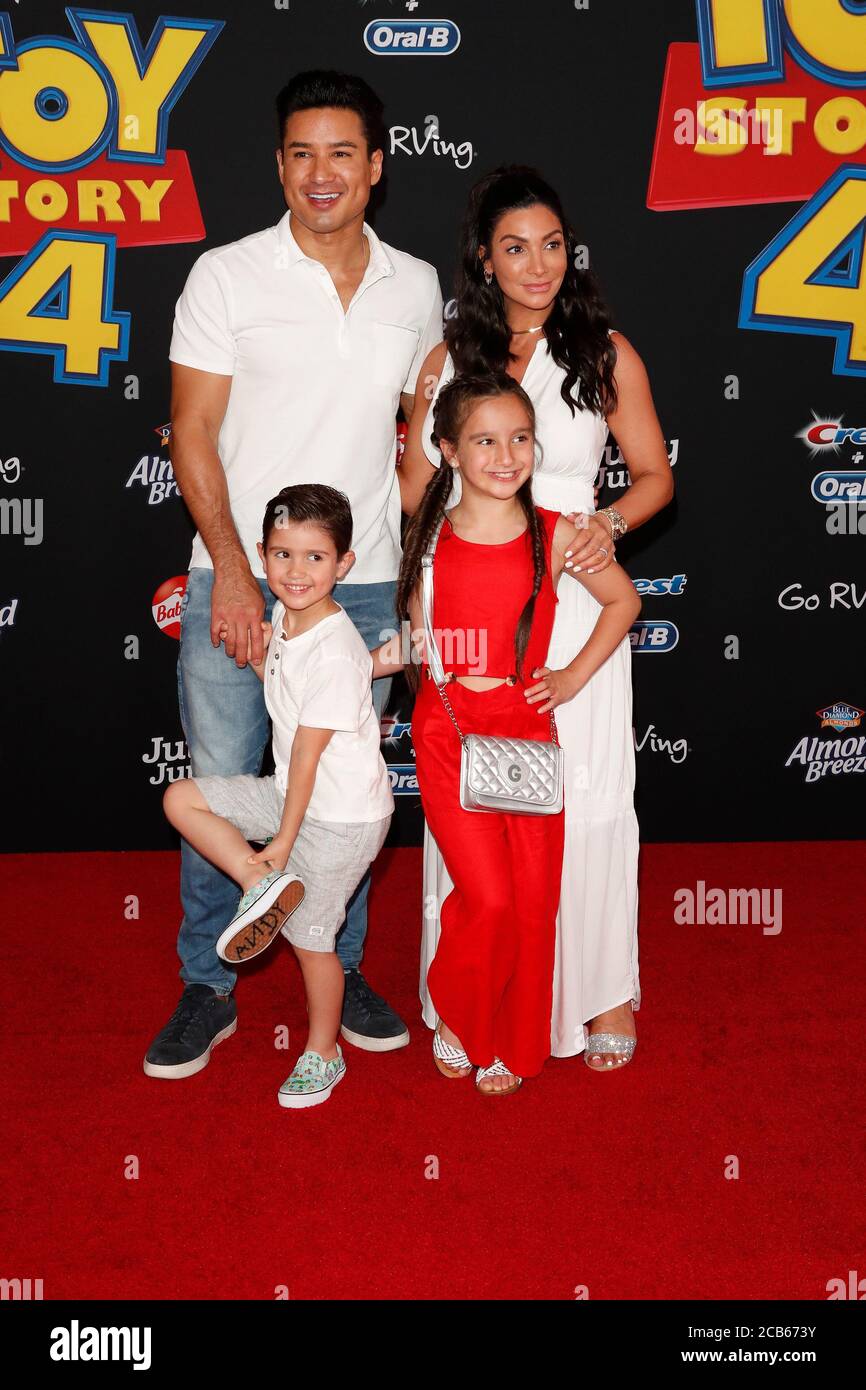 LOS ANGELES - JUN 11: Mario Lopez, Courtney Lopez, Dominic Lopez, Gia ...