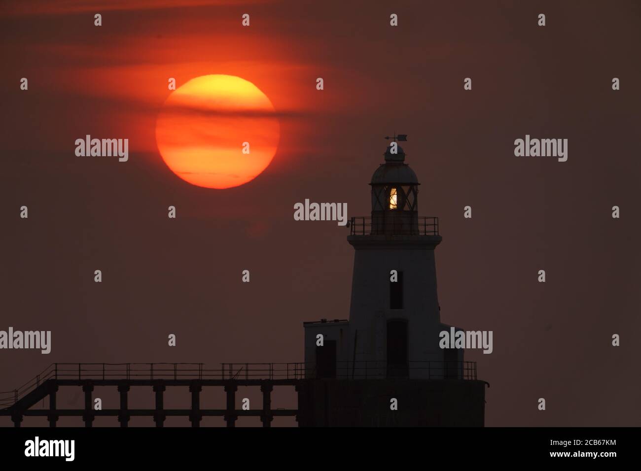 Blyth east pier lighthouse hi-res stock photography and images - Alamy