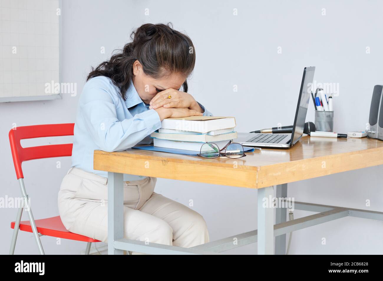 Teacher leaning on students desk hi-res stock photography and images ...