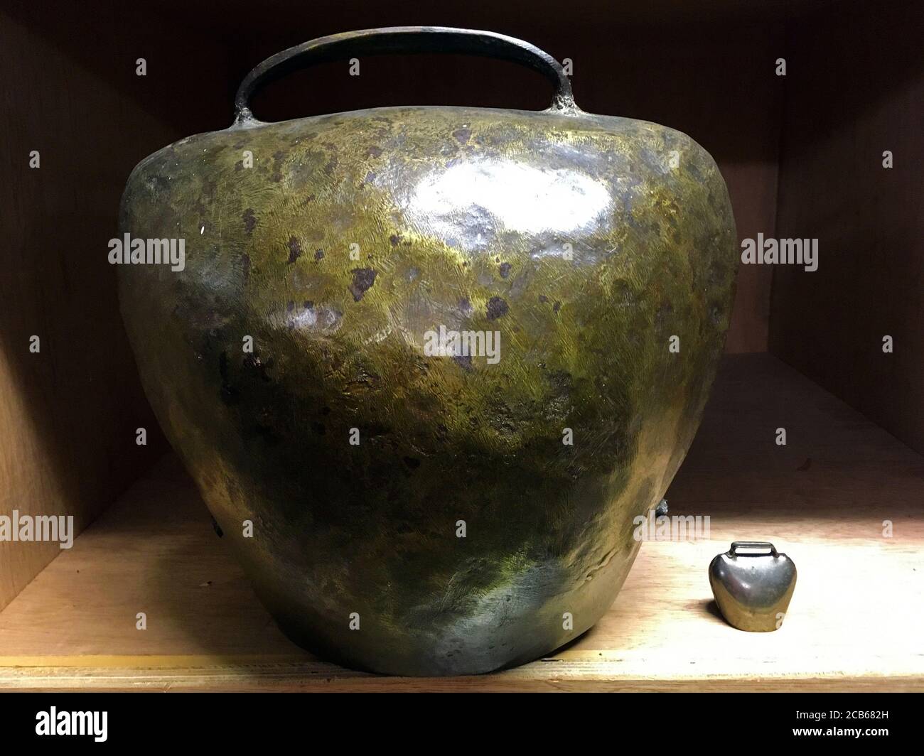 LArge Tuned Elephant bell. Almglocken, Cencerros, Tuned cowbells F3 ...