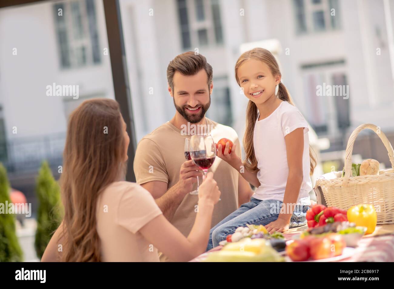 Dad and mom toasting while having dinner with their kid Stock Photo - Alamy