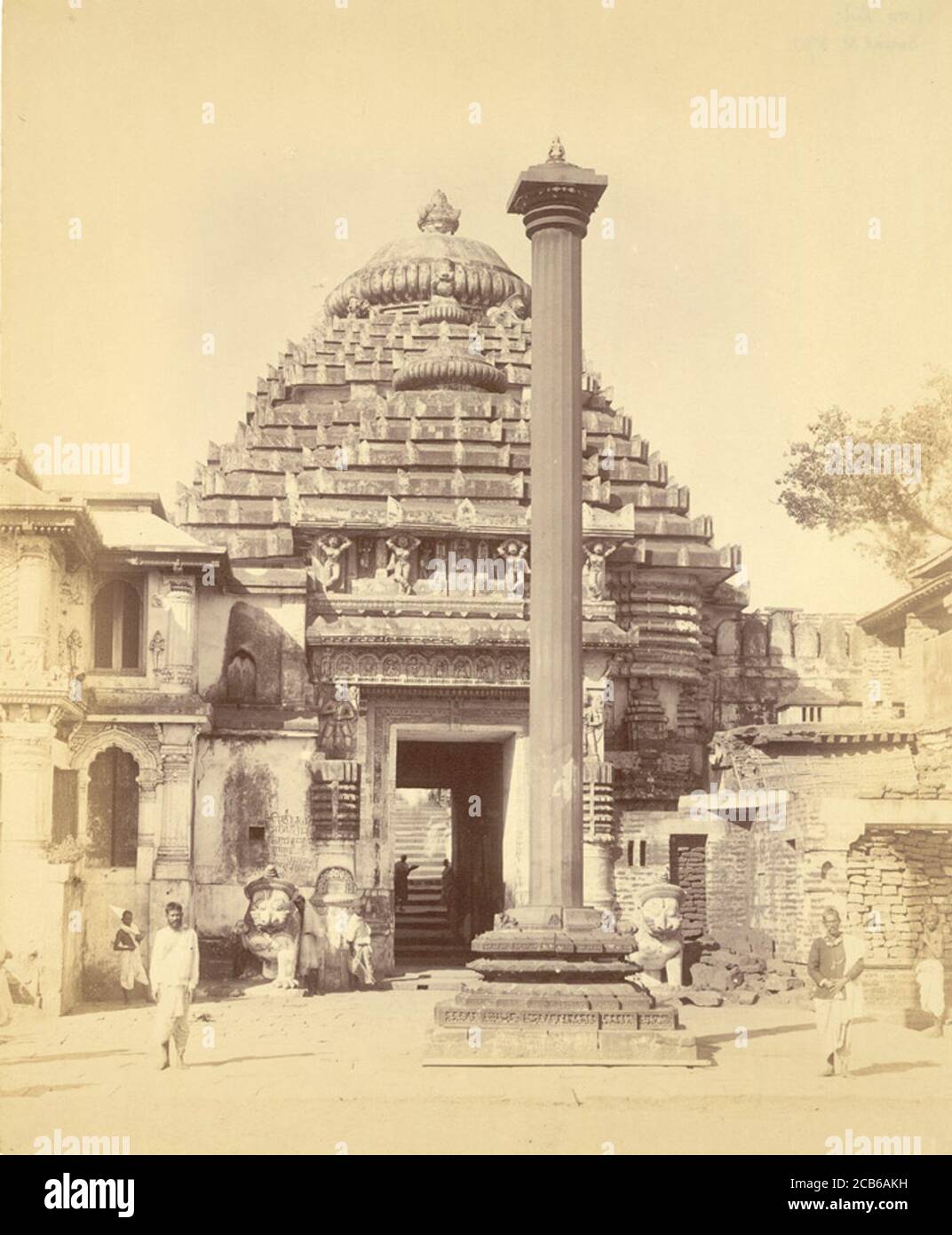 Close view of the Lion Gate and Aruna-stambha of the Jagannatha Temple ...