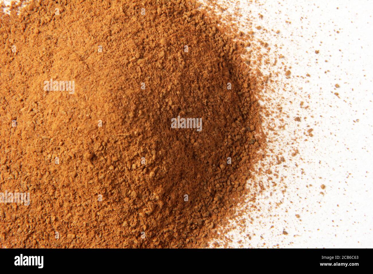 Cinnamon powder heap isolated on white background Stock Photo - Alamy