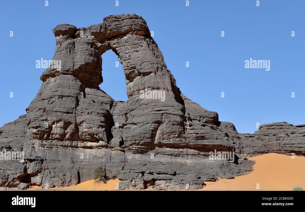 ROCKS IN THE SAHARA DESERT IN ALGERIA. ROCK FORMATIONS AND EROSION ...