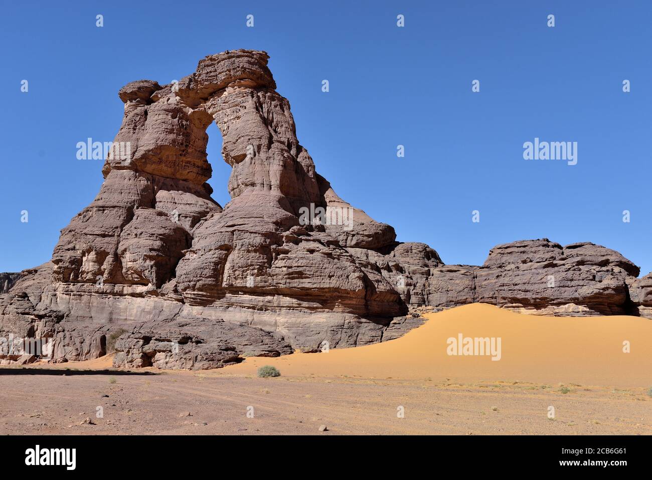 ROCKS IN THE SAHARA DESERT IN ALGERIA. ROCK FORMATIONS AND EROSION ...