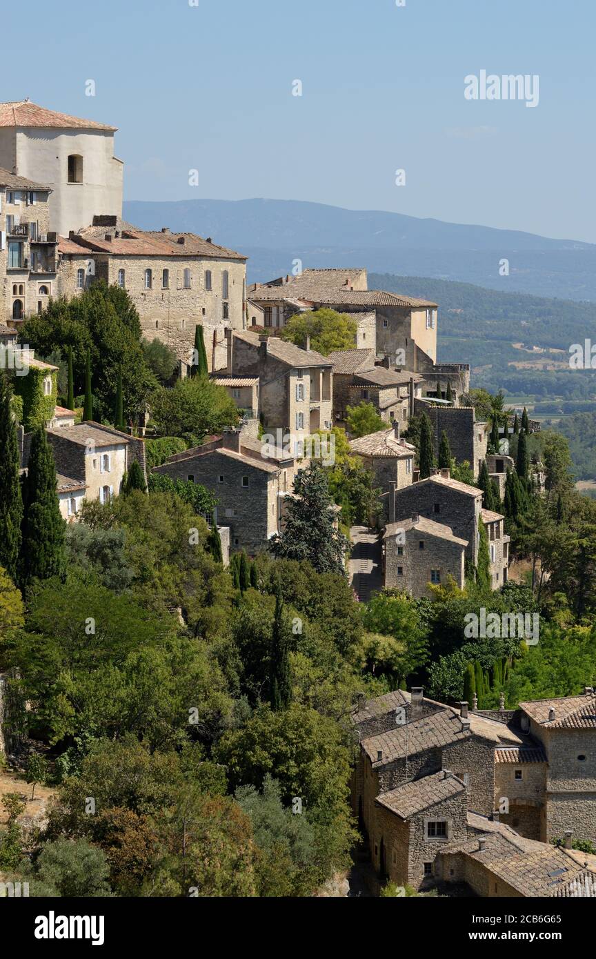 Hill top village of Gordes and countryside, Vancluse, south of france ...