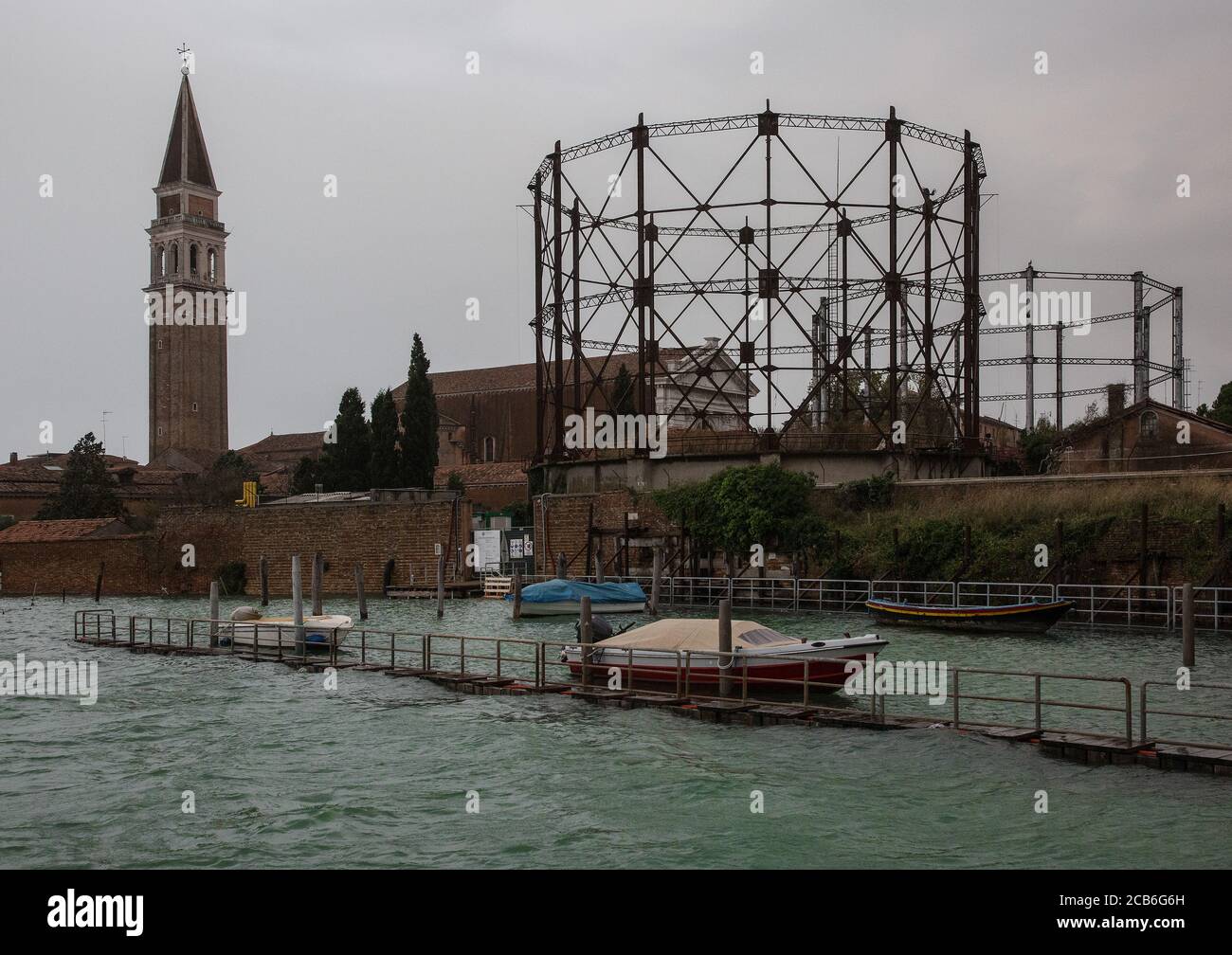 Venedig, alte Gasometer, links Kirche San Francesco della Vigna Stock ...