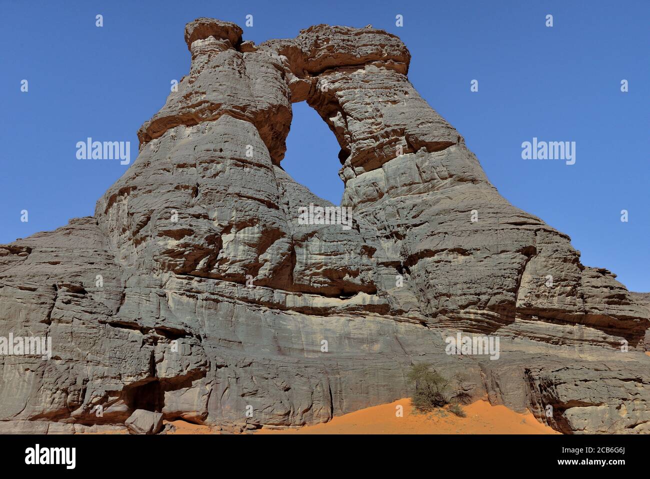ROCKS IN THE SAHARA DESERT IN ALGERIA. ROCK FORMATIONS AND EROSION ...
