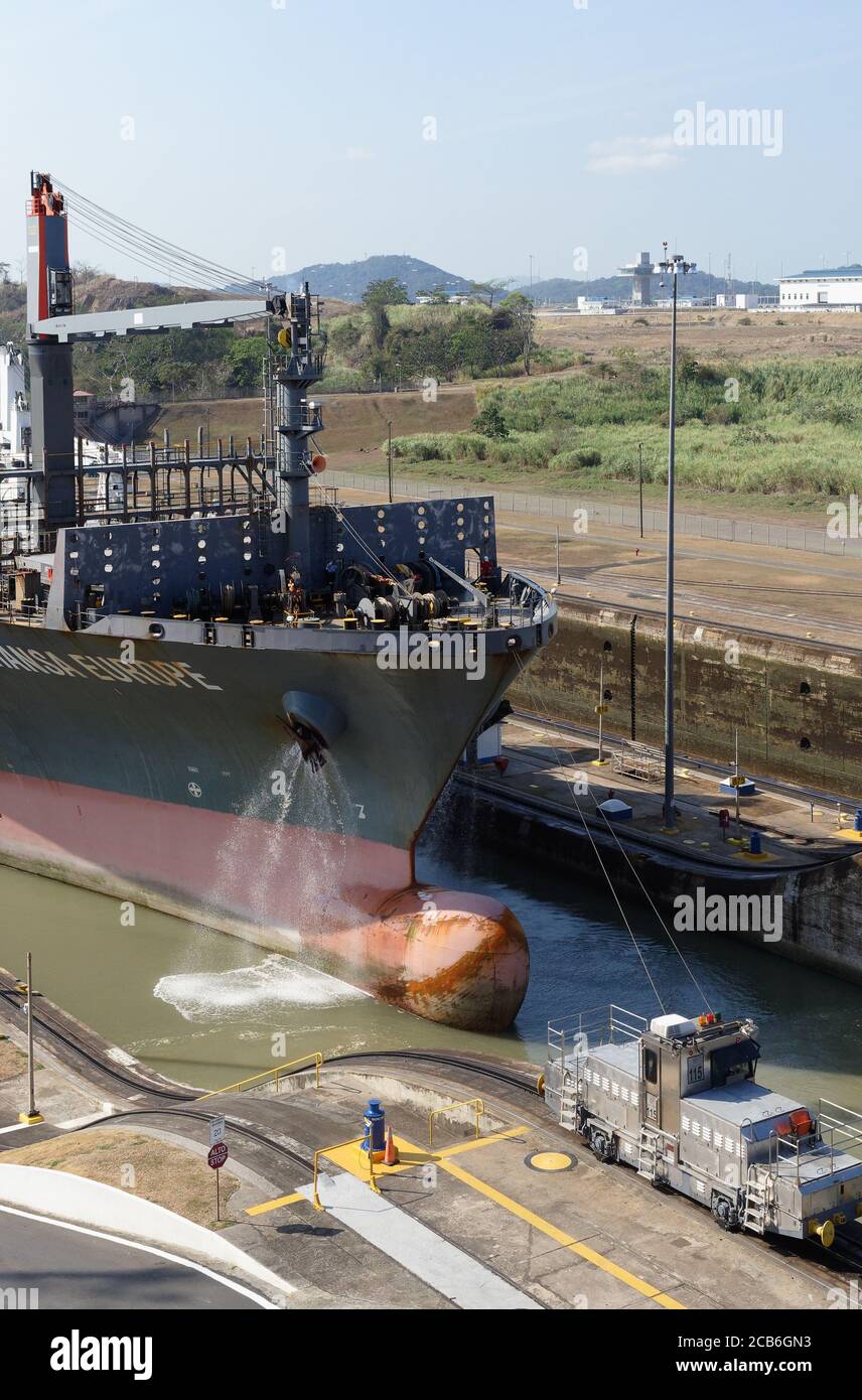 Ship entering the sea lock hi-res stock photography and images - Alamy