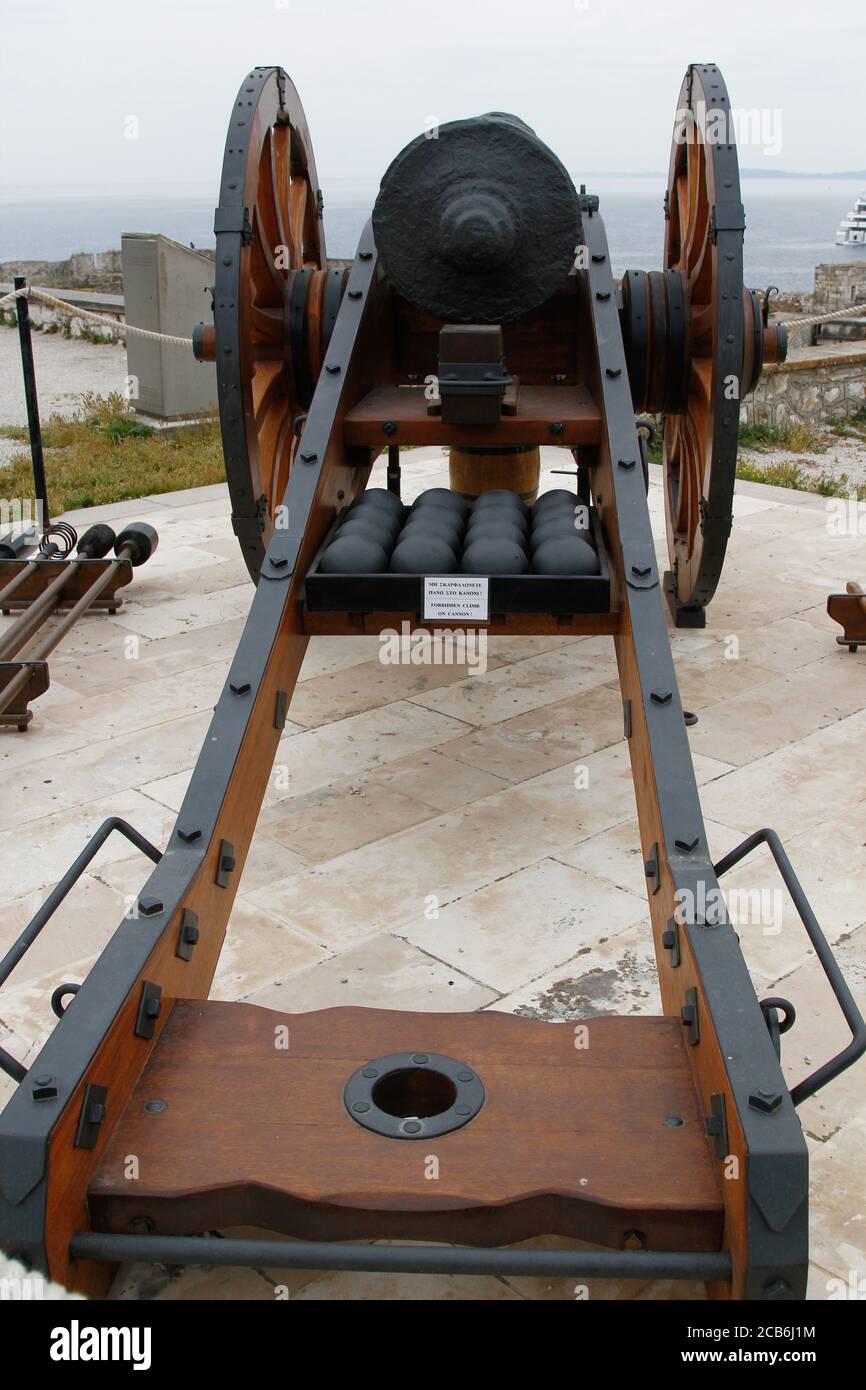 Rear view of 24 Pounder Field Cannon Stock Photo - Alamy