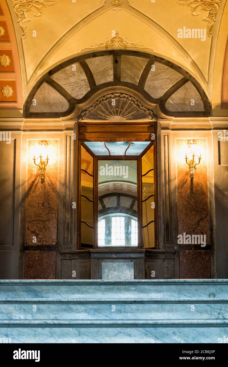 Middle east garden courtyard hi-res stock photography and images - Alamy