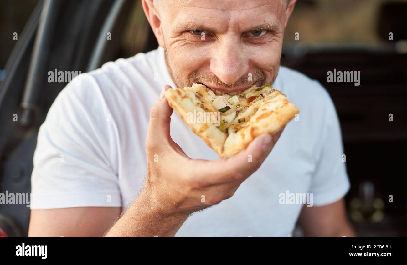 Man person eating eat pizza hi-res stock photography and images - Alamy