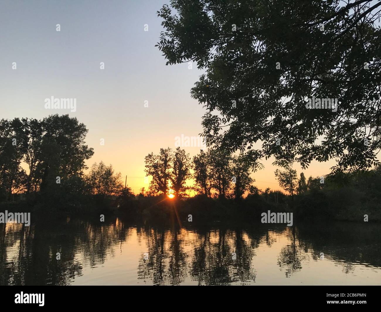Country riverside sunset uk hi-res stock photography and images - Alamy