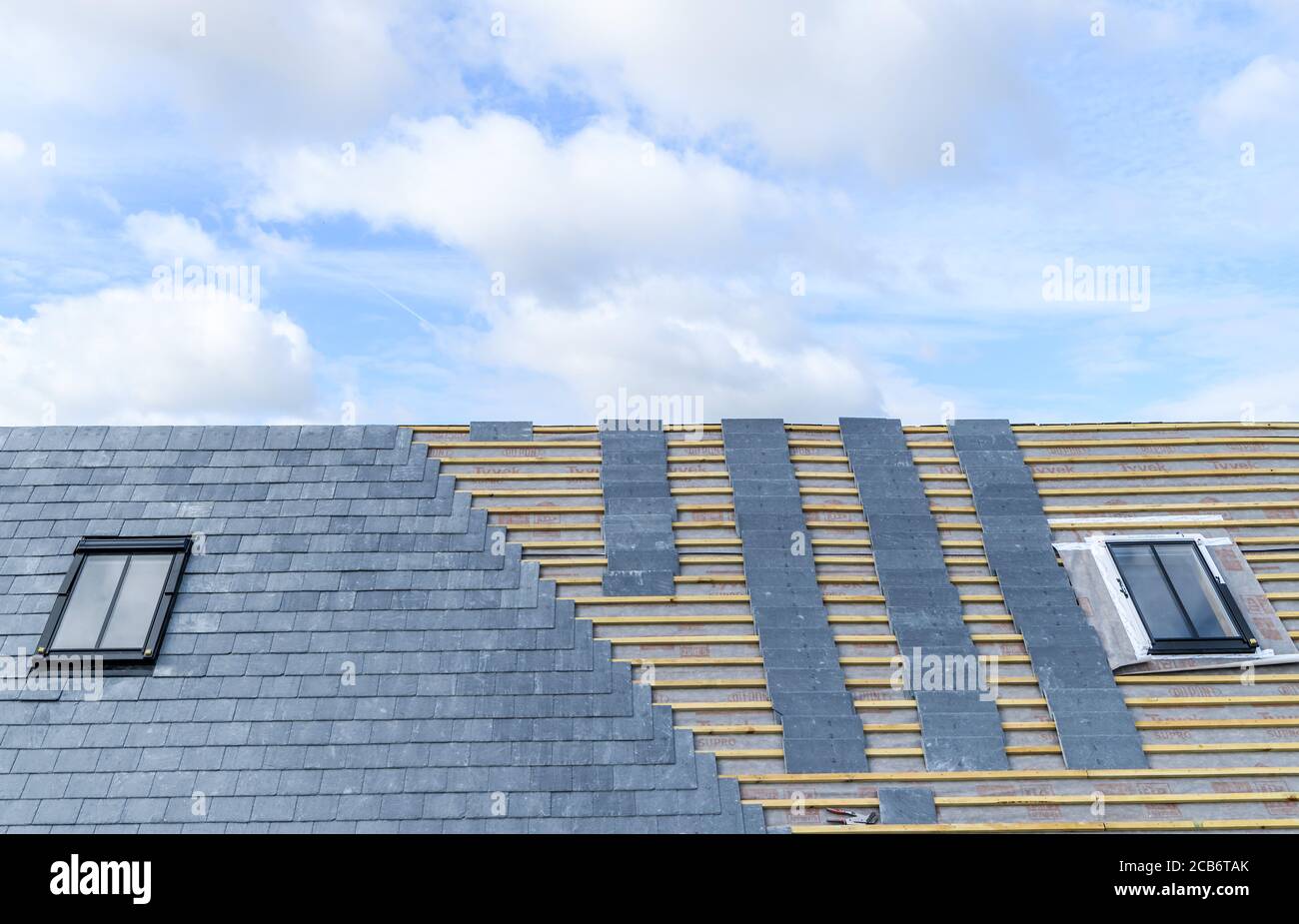 Cotswold building stone roof tiles hi-res stock photography and images ...