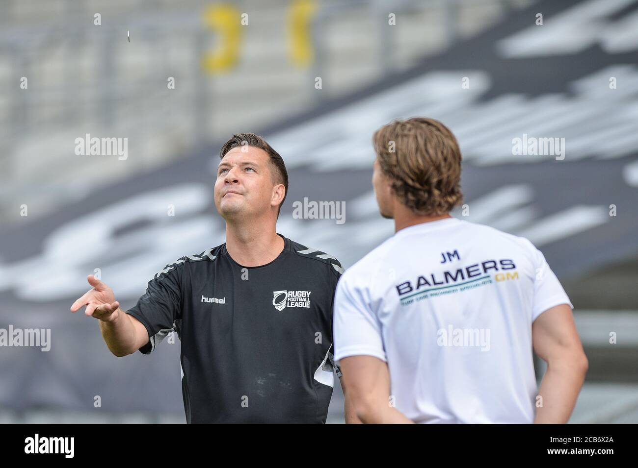 Referee Ben Thaler conducts coin toss Stock Photo - Alamy