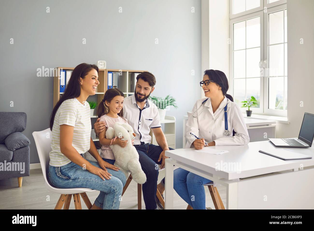 Family doctor mother father kid hi-res stock photography and images - Alamy
