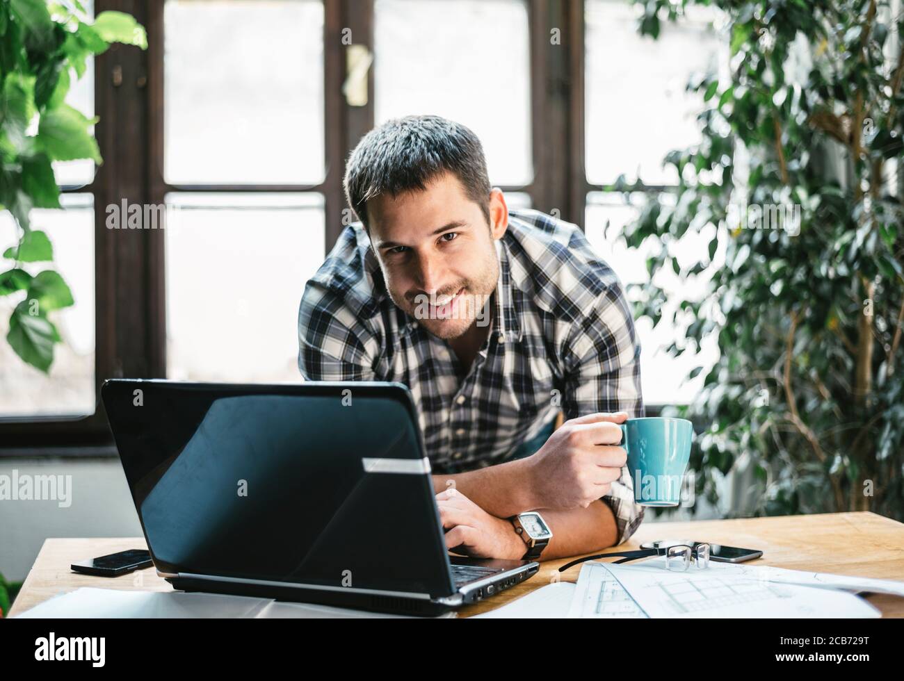 Remote workspace hi-res stock photography and images - Alamy