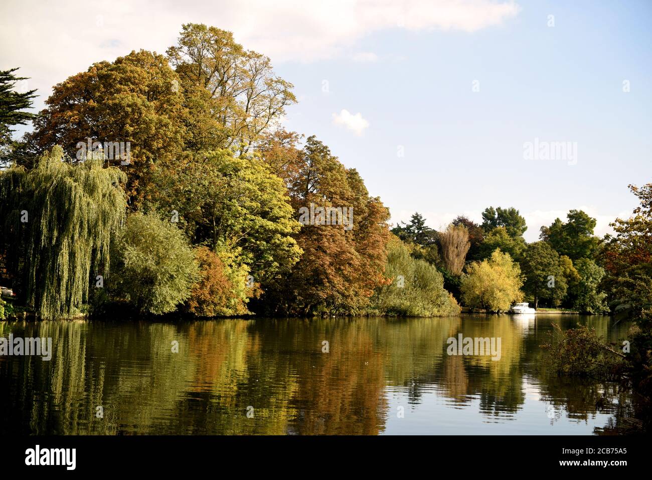 Reflections in the river thames hi-res stock photography and images - Alamy