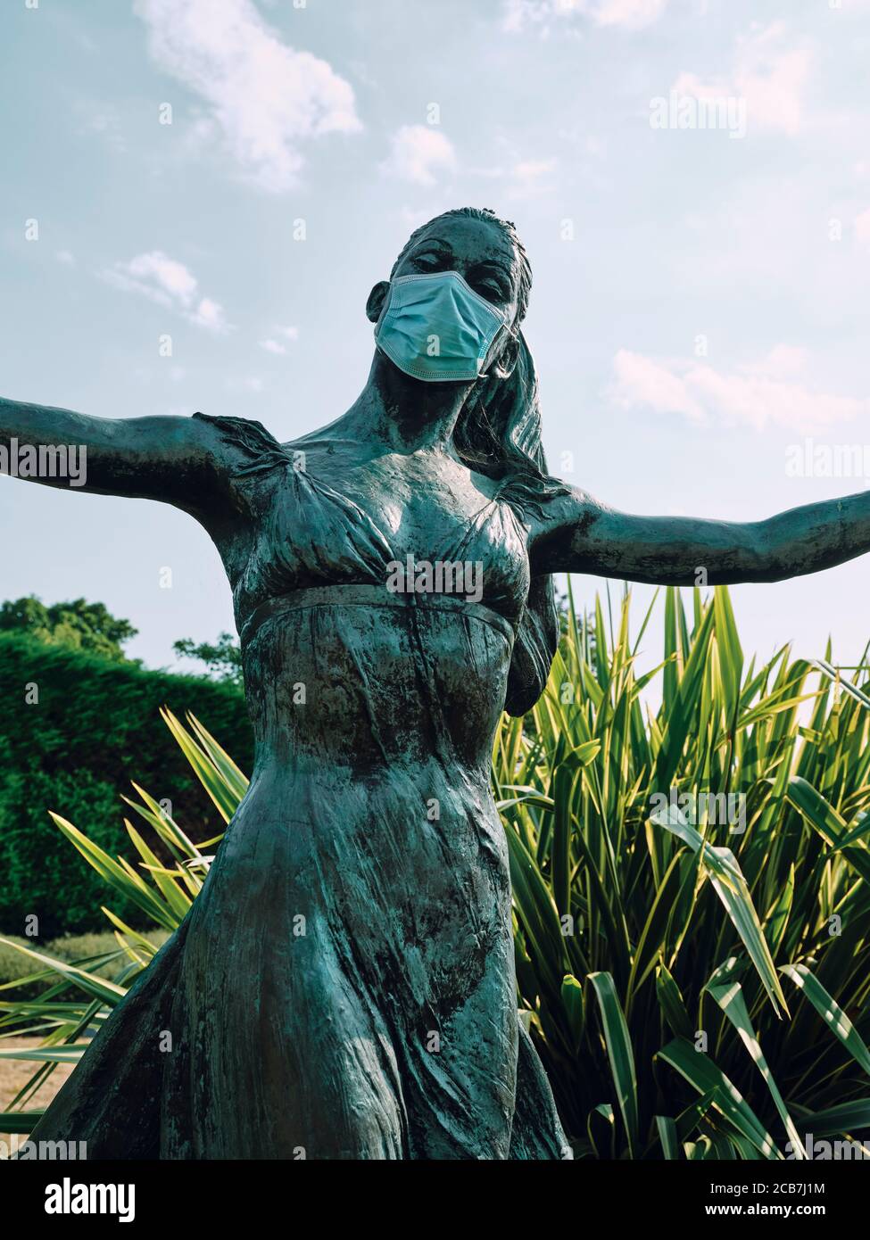 Coronavirus Odd / Quirky - Statue of Dame Margot Fonteyn wearing a face ...