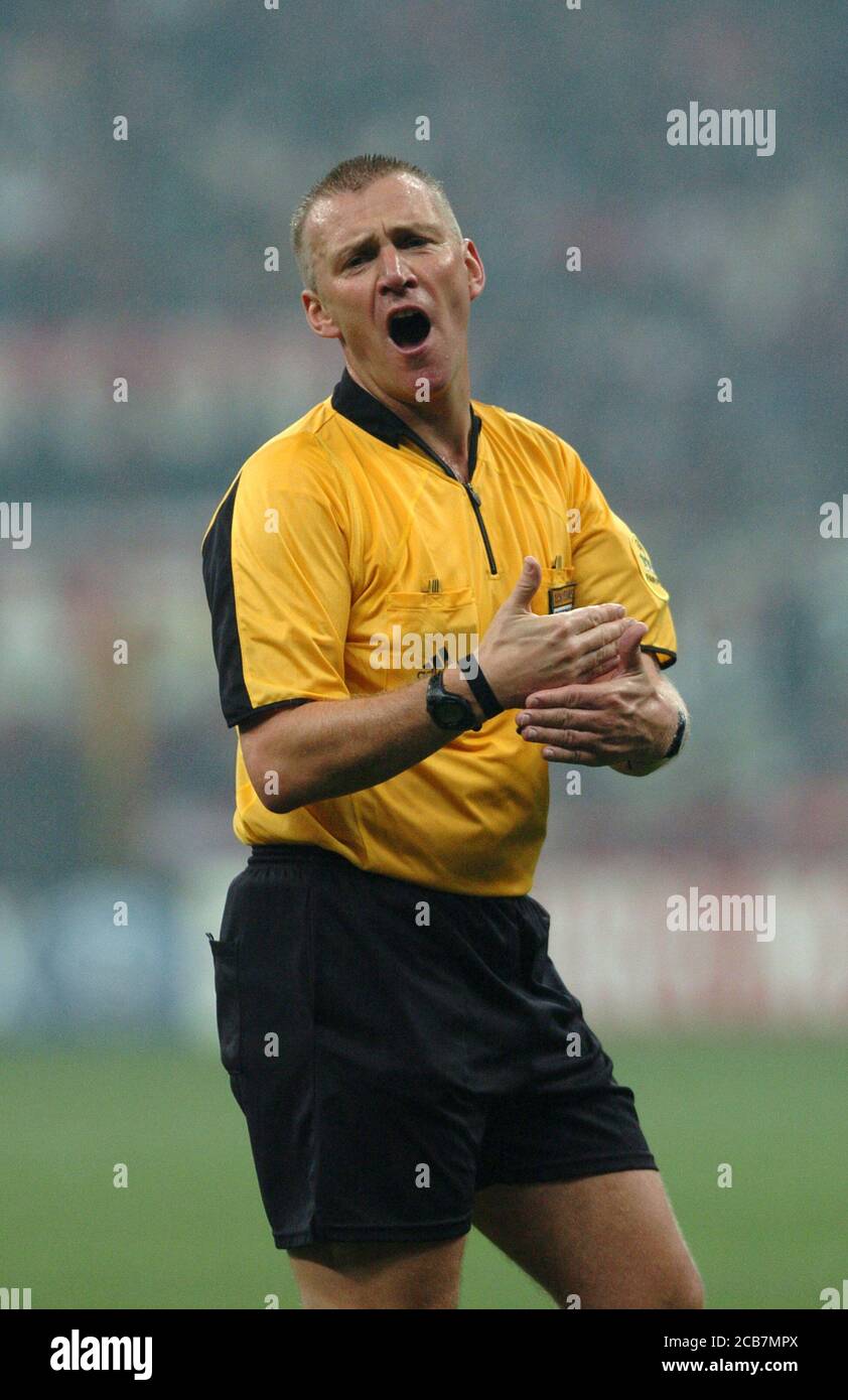 Referee graham poll during hi-res stock photography and images - Alamy