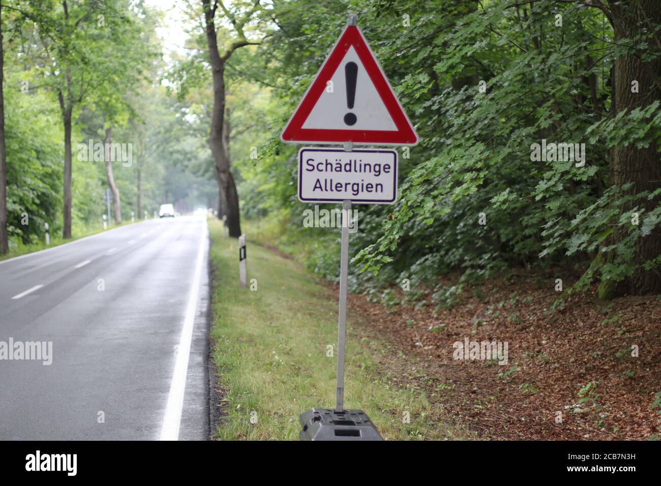Oak processionary moth warning sign hi-res stock photography and images ...