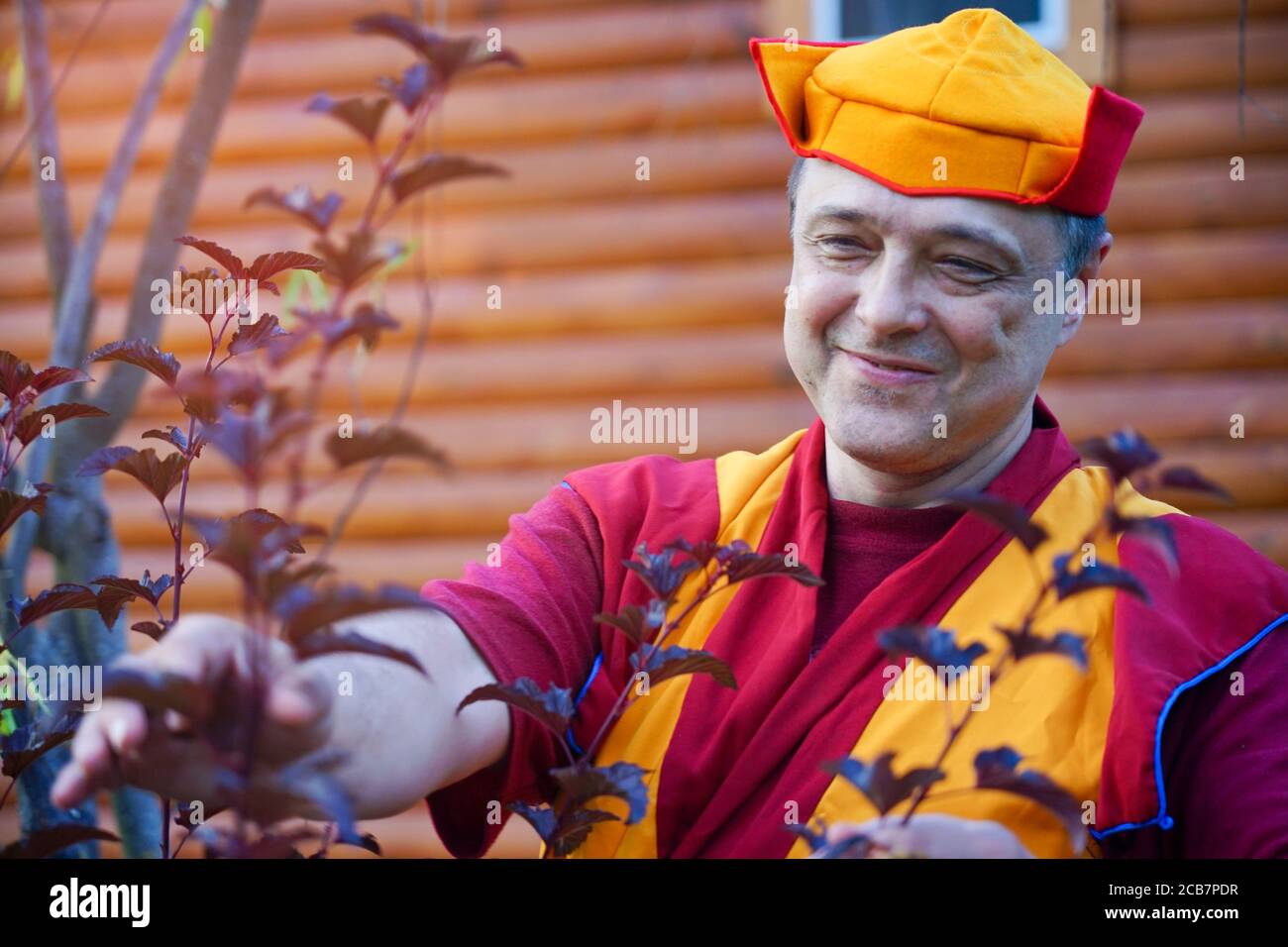 Buddhism monk tibetan red robe spiritual hi-res stock photography and ...