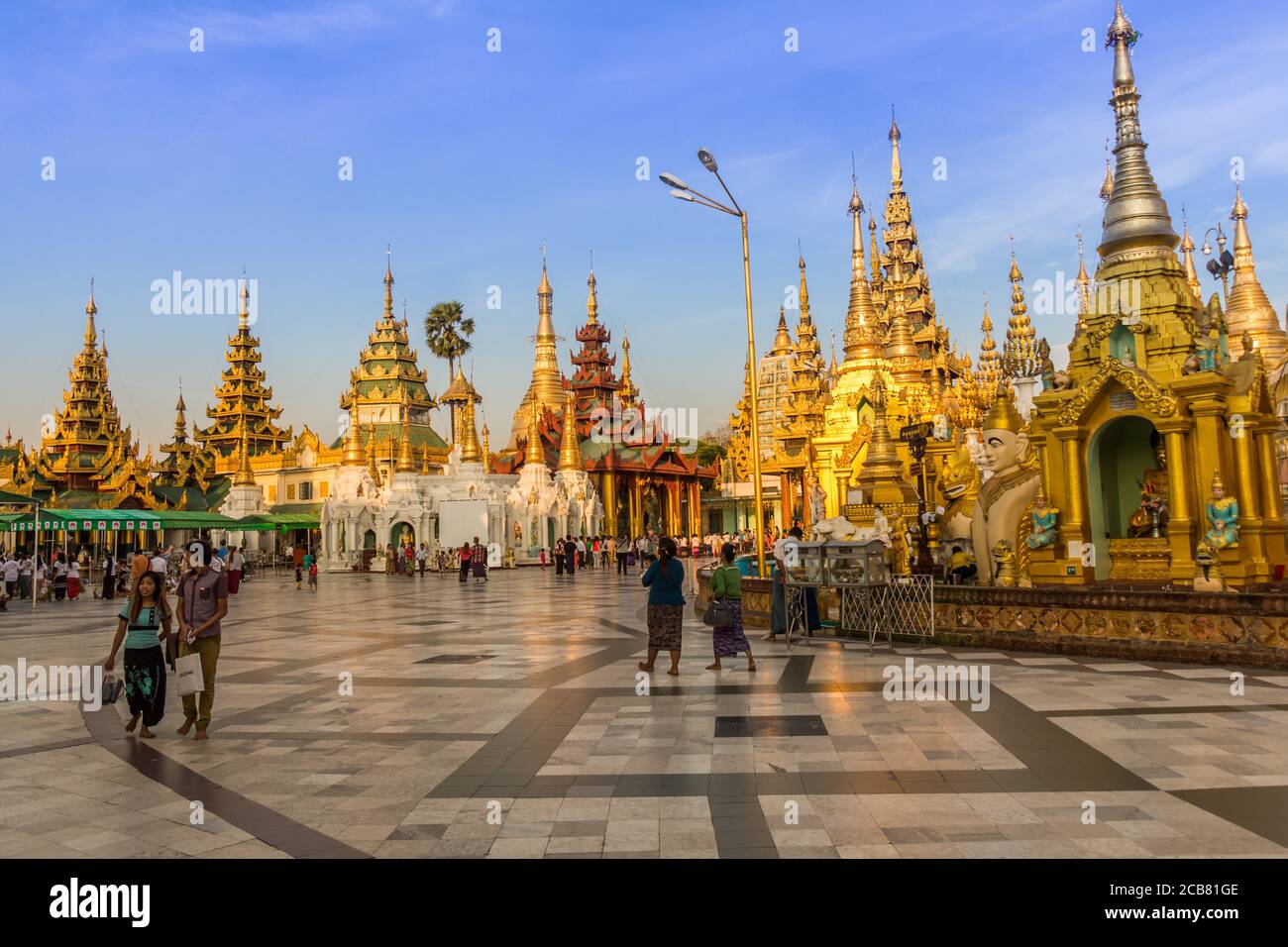 Sun reflection building people hi-res stock photography and images - Alamy