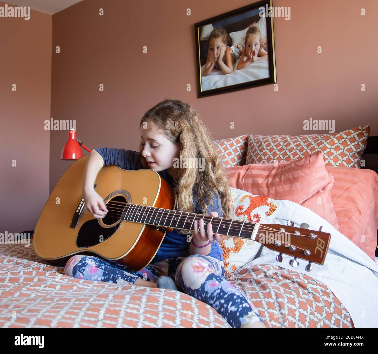 Brooklyn, New York: Little girl plays guitar and sings Stock Photo - Alamy