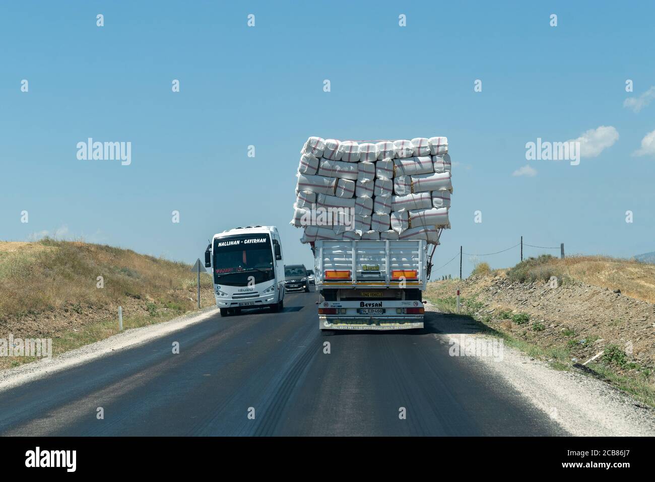 Straw lorry truck load hi-res stock photography and images - Alamy