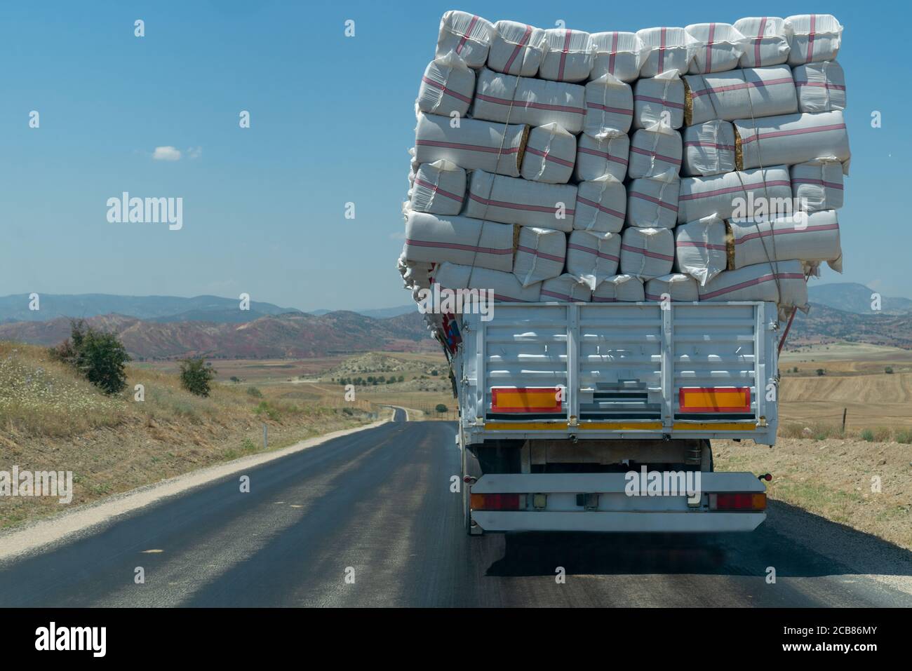 Straw lorry truck load hi-res stock photography and images - Alamy