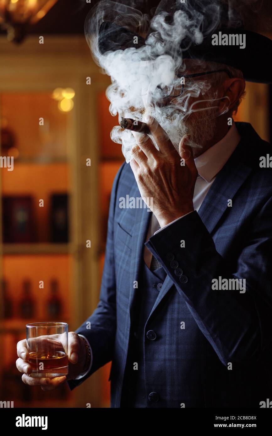 Retro pub smoking hi-res stock photography and images - Alamy