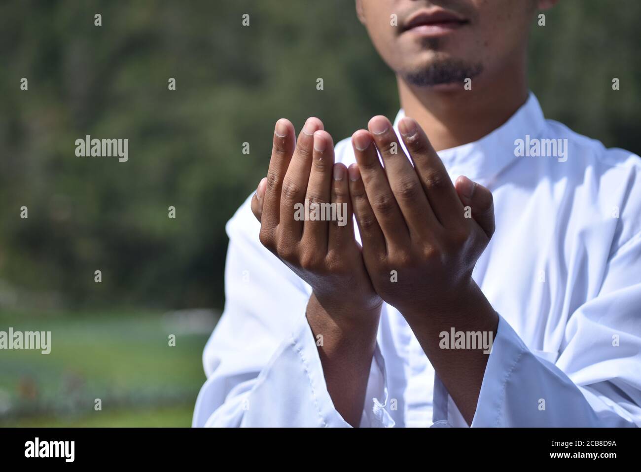 Hand of religious muslim praying Stock Photo - Alamy