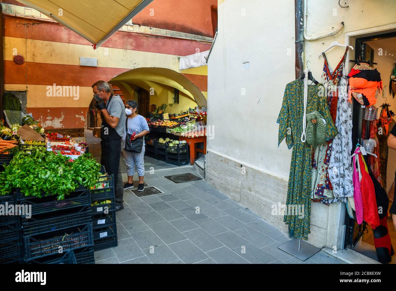 Grocery store with mask hi-res stock photography and images - Alamy