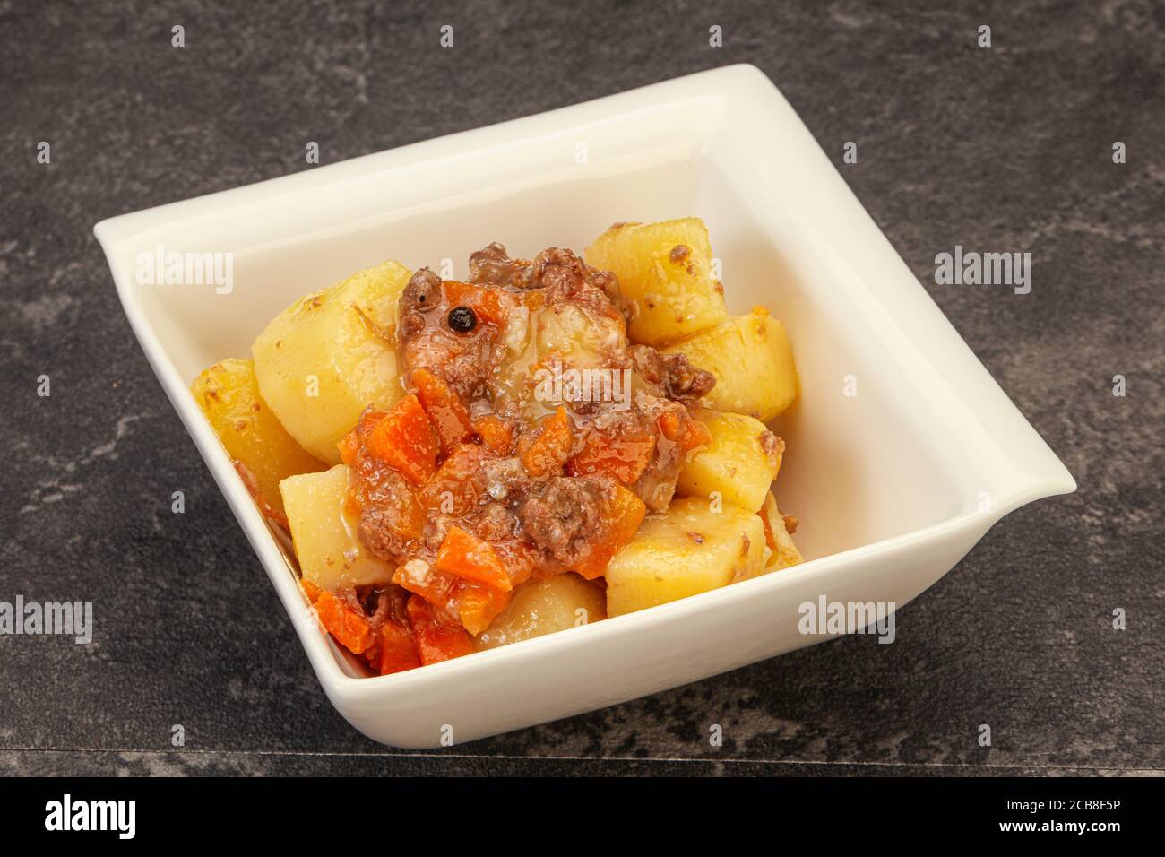 Roasted potato and beef with sauce and vegetables Stock Photo - Alamy
