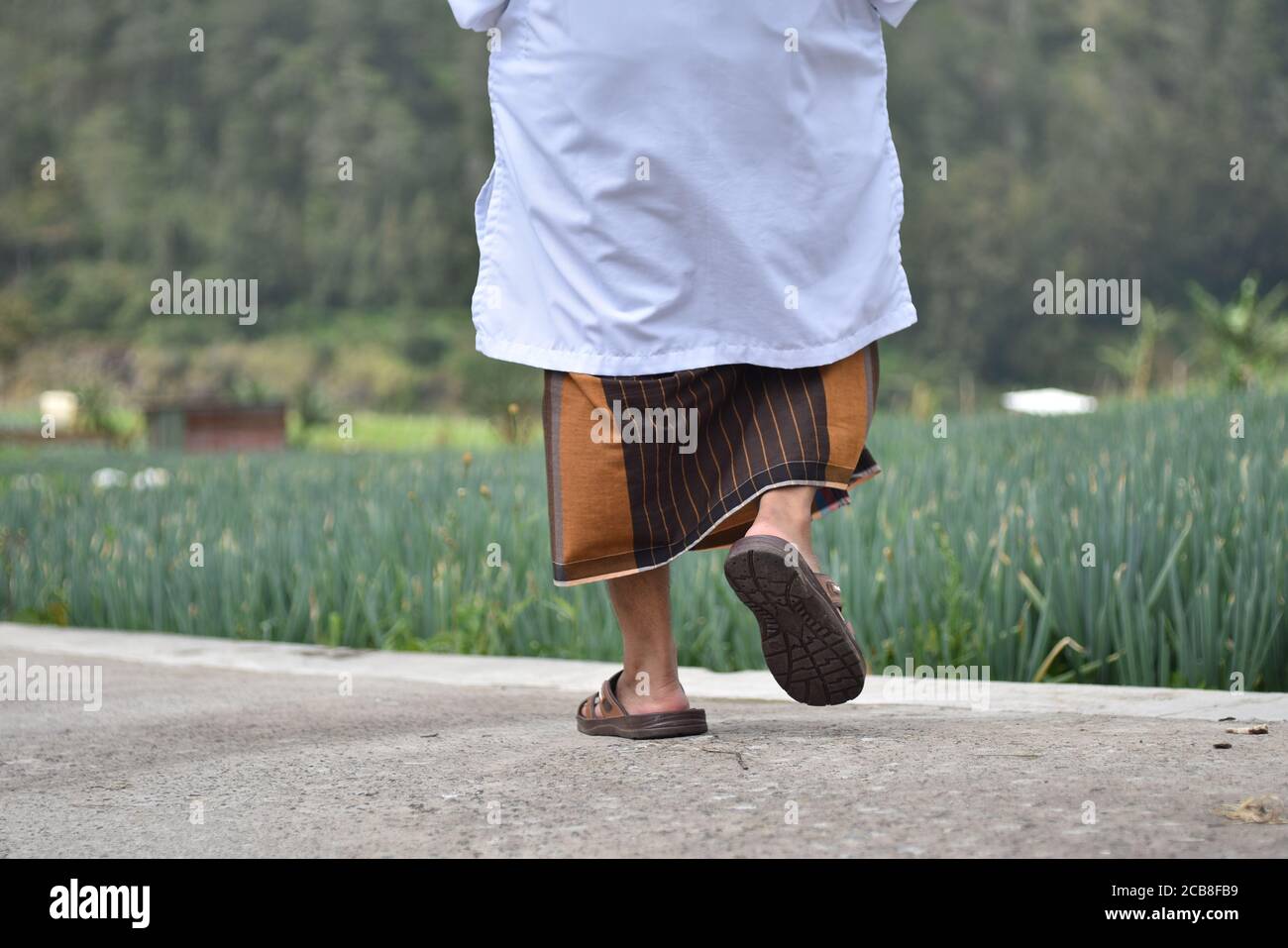 Asian indonesian men wearing sarong hi-res stock photography and images ...