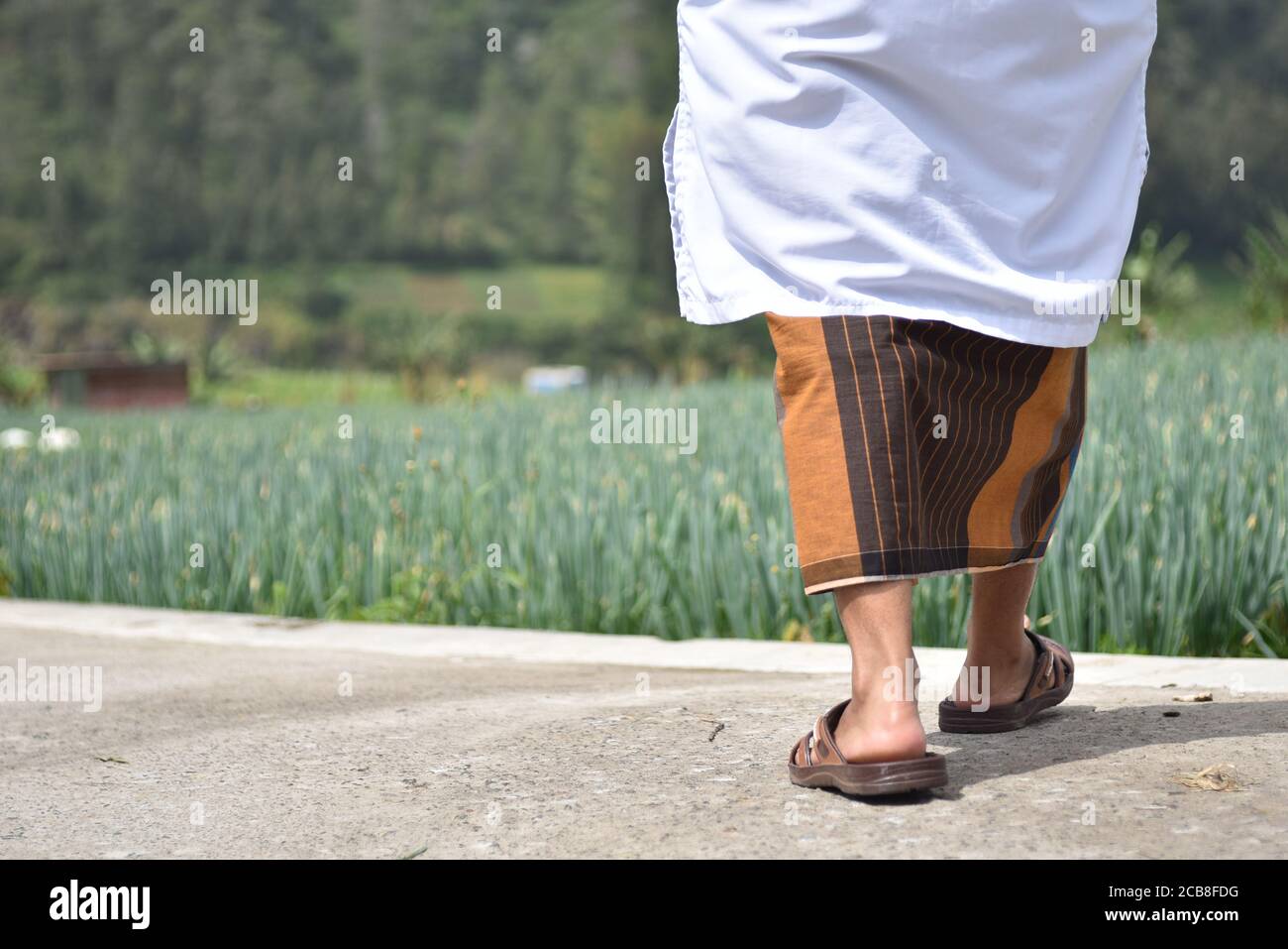 Asian indonesian men wearing sarong hi-res stock photography and images ...