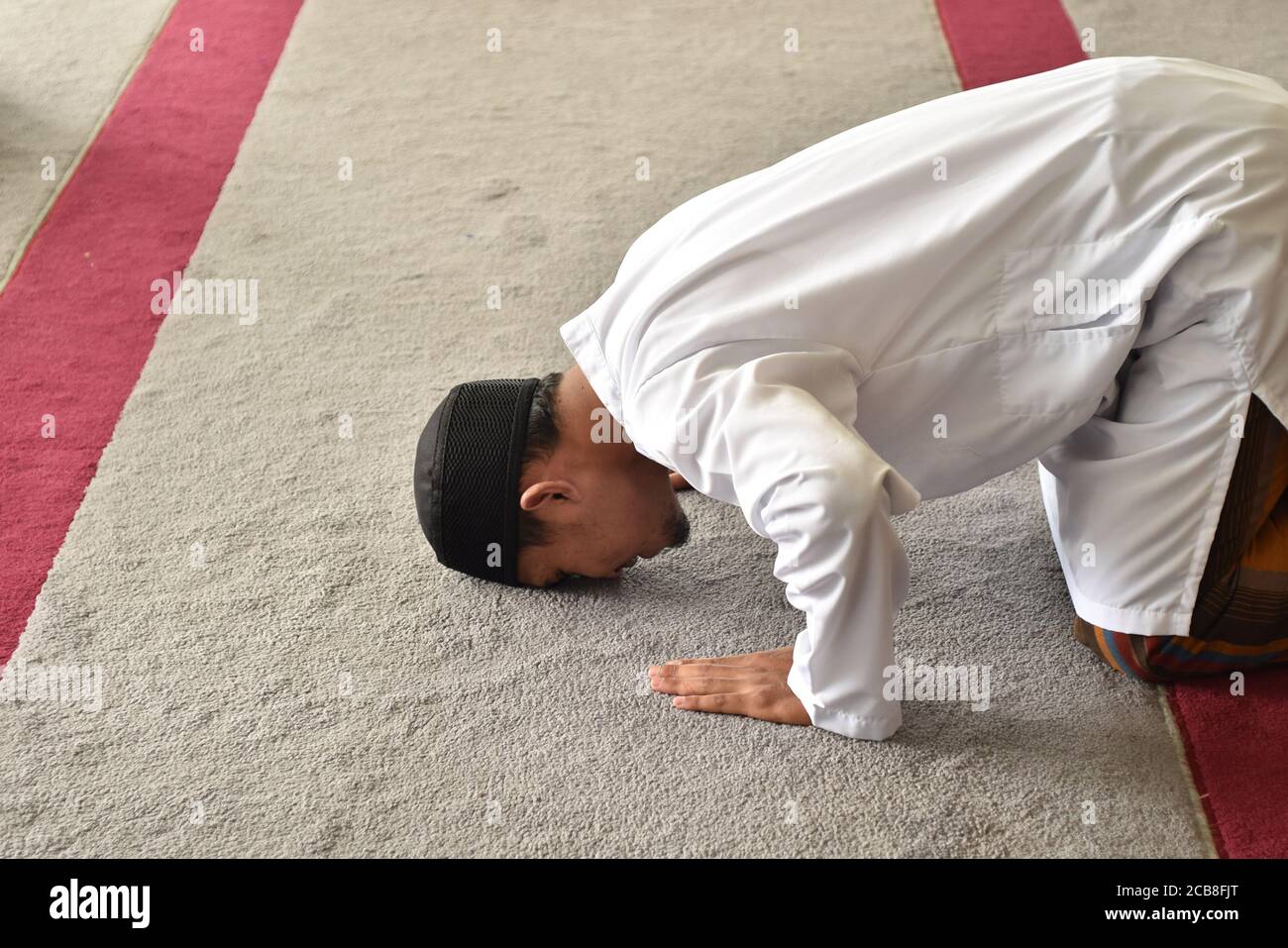 Saudi muslim man praying in mosque hi-res stock photography and images ...