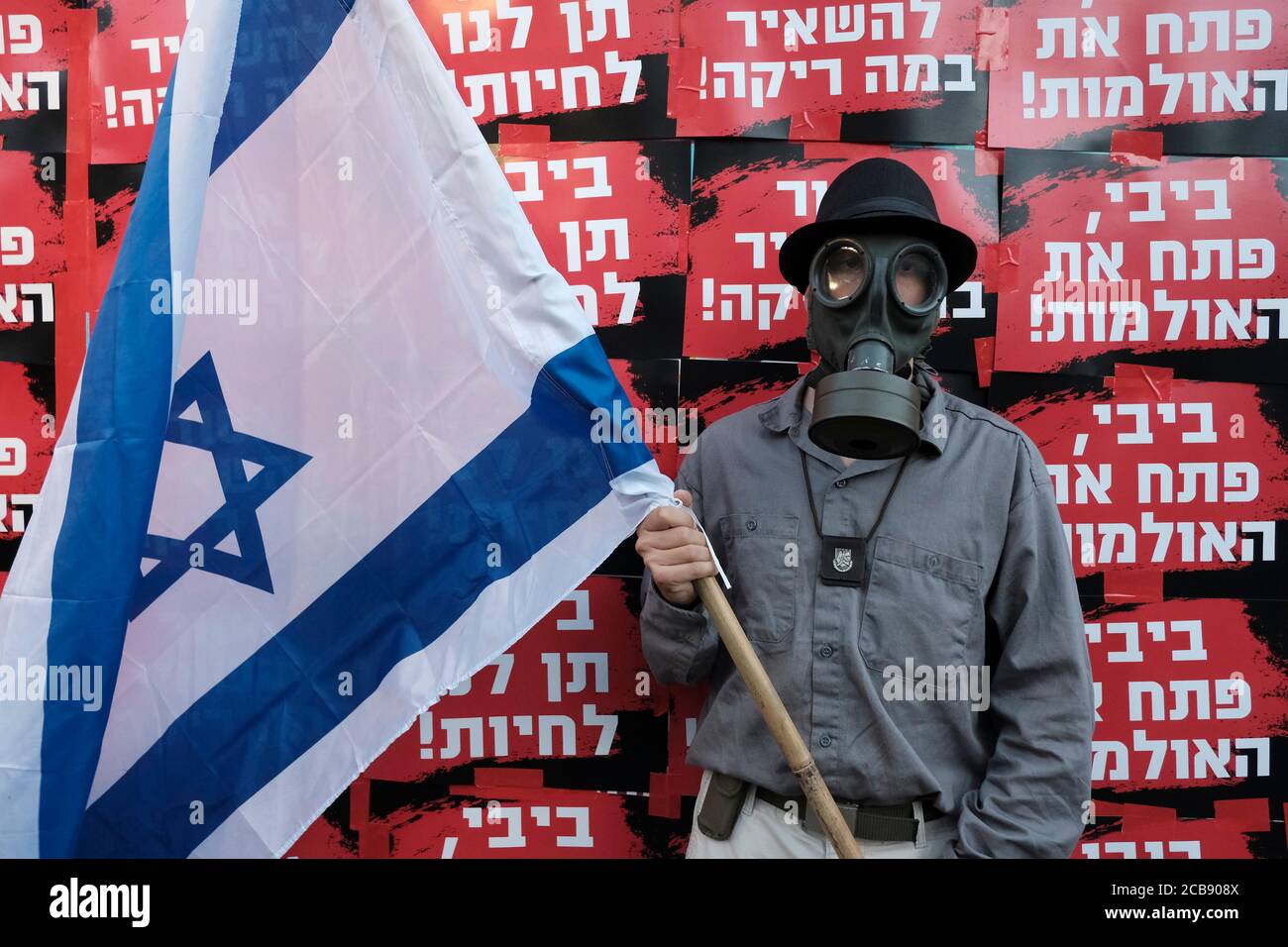 Protester wears gas mask hi-res stock photography and images - Alamy