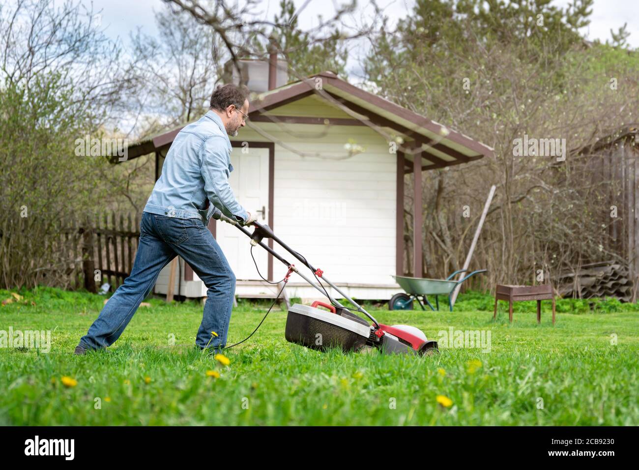 Man cutting grass hi-res stock photography and images - Alamy