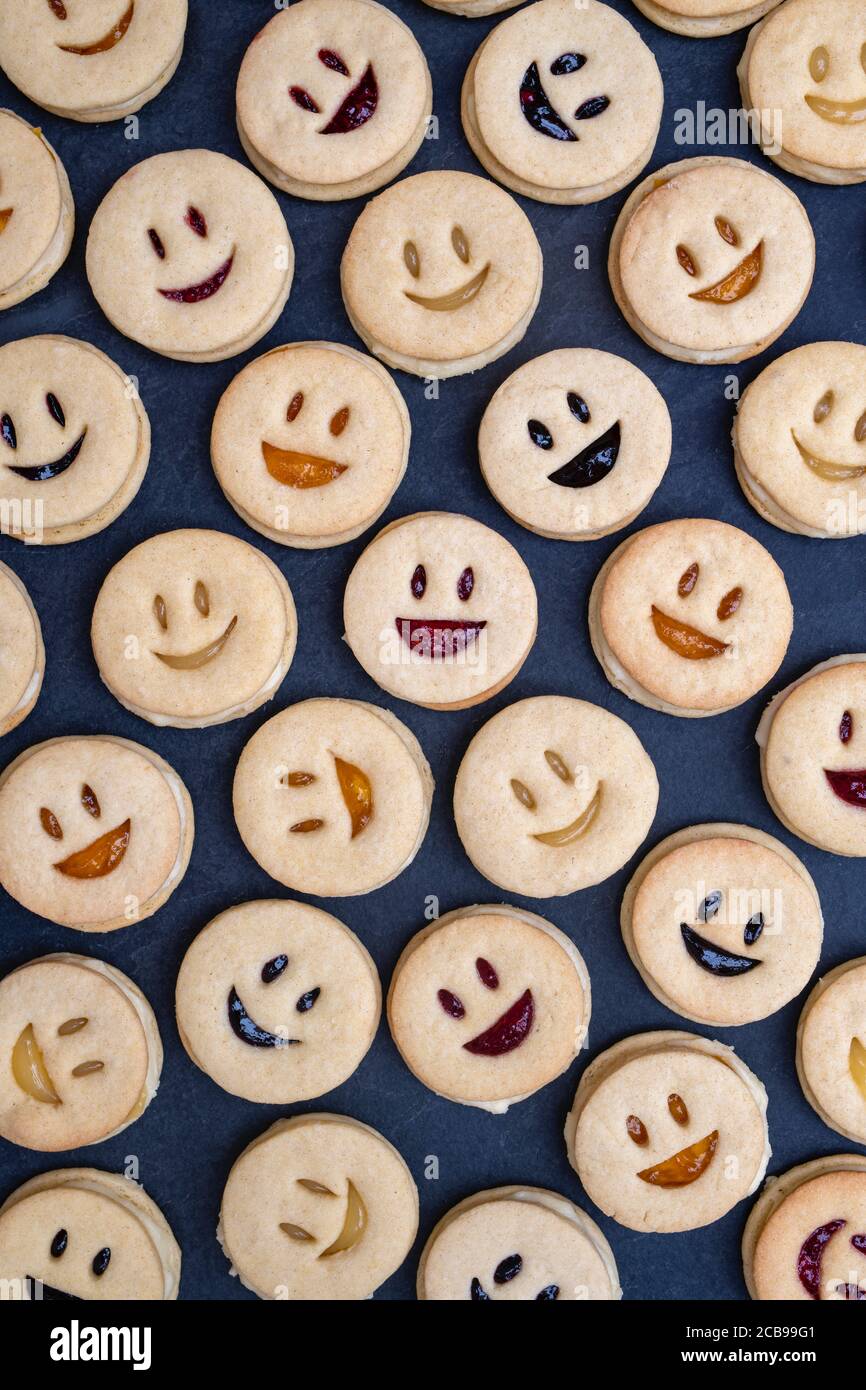Jammie dodger biscuits hi-res stock photography and images - Alamy