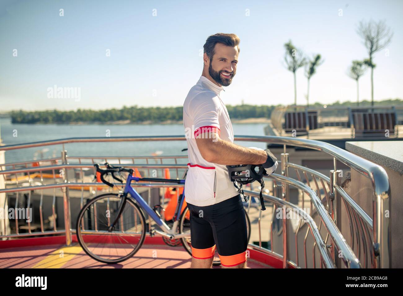 Turning head and smiling hi-res stock photography and images - Alamy