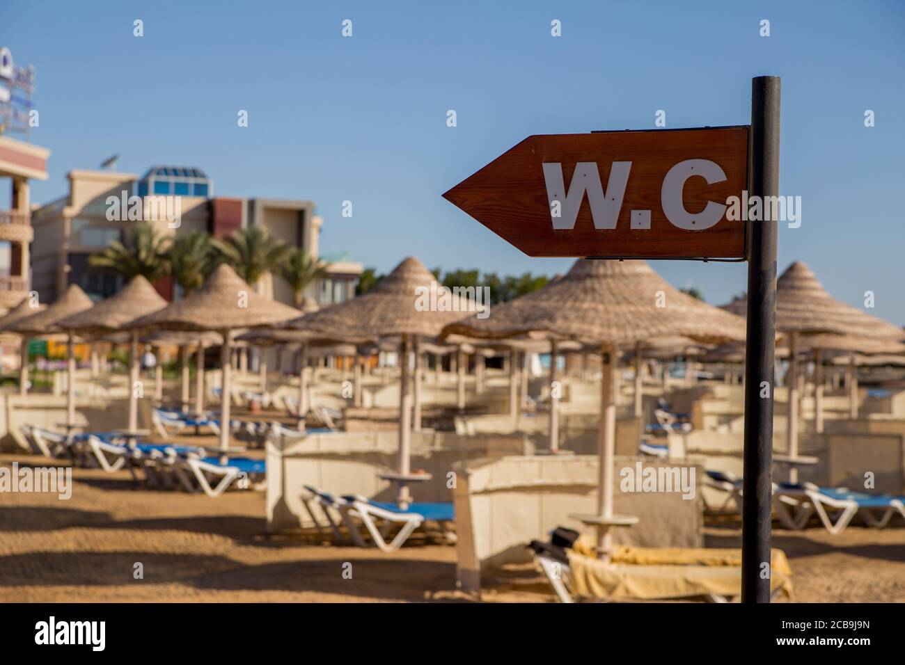 a beach toilet sign with arrow Stock Photo - Alamy
