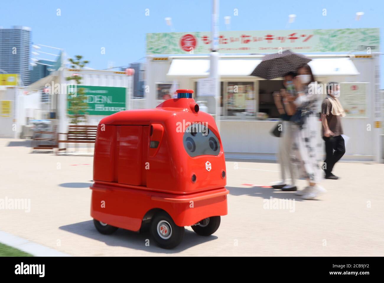Autonomous food delivery robot hi-res stock photography and images - Alamy