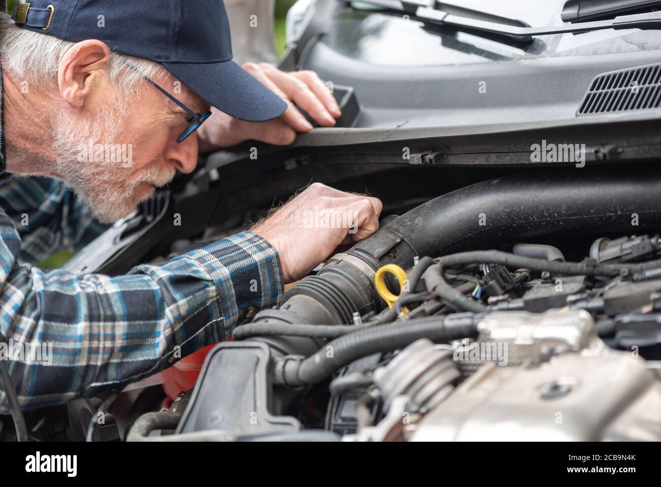 Car mechanic checking a car engine Stock Photo - Alamy